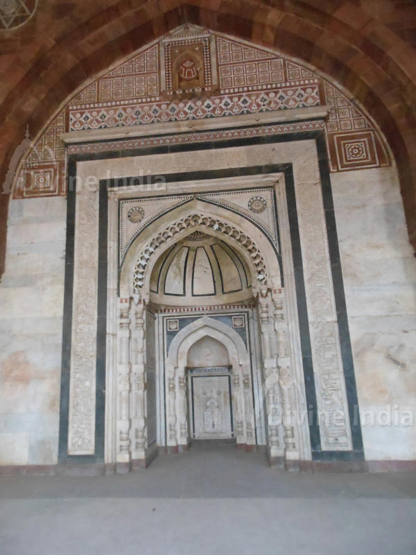 Purana Qila : Mihrab with Kalash pattern and inlay pattern decoration ...